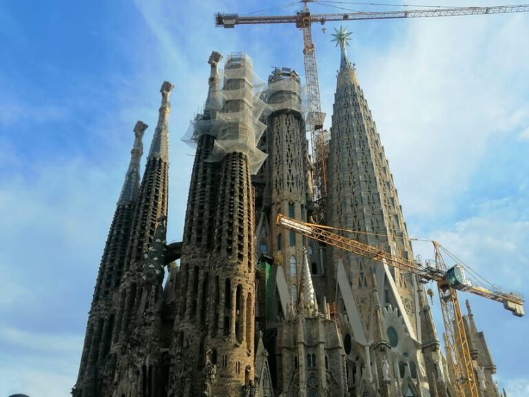 Barcelona: Sagrada Família and Park Güell Guided Tour