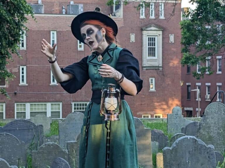 Boston: Ghosts & Gravestones Nightwalk Tour