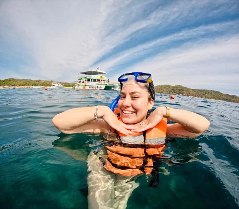 Experience the bays of Huatulco with a visit to Chachacual Beach